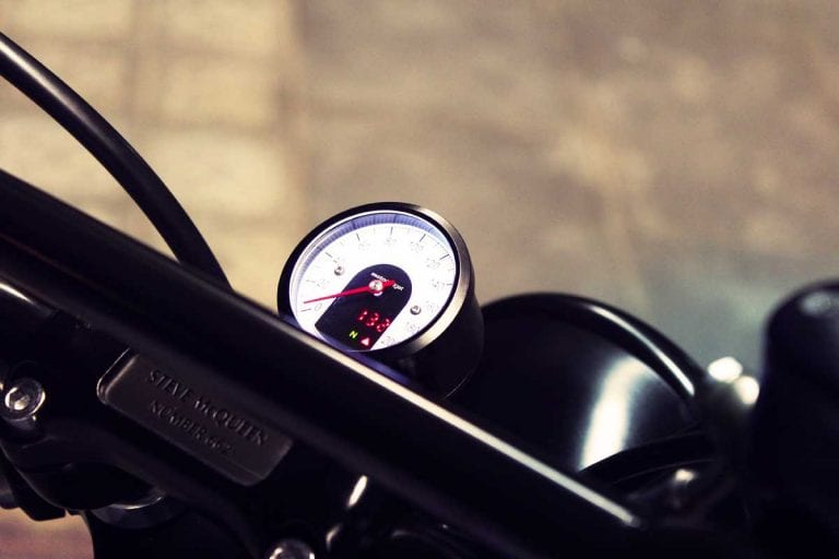 Absolut McQueen - Bonneville 865 Scrambler - Return of the Cafe Racers