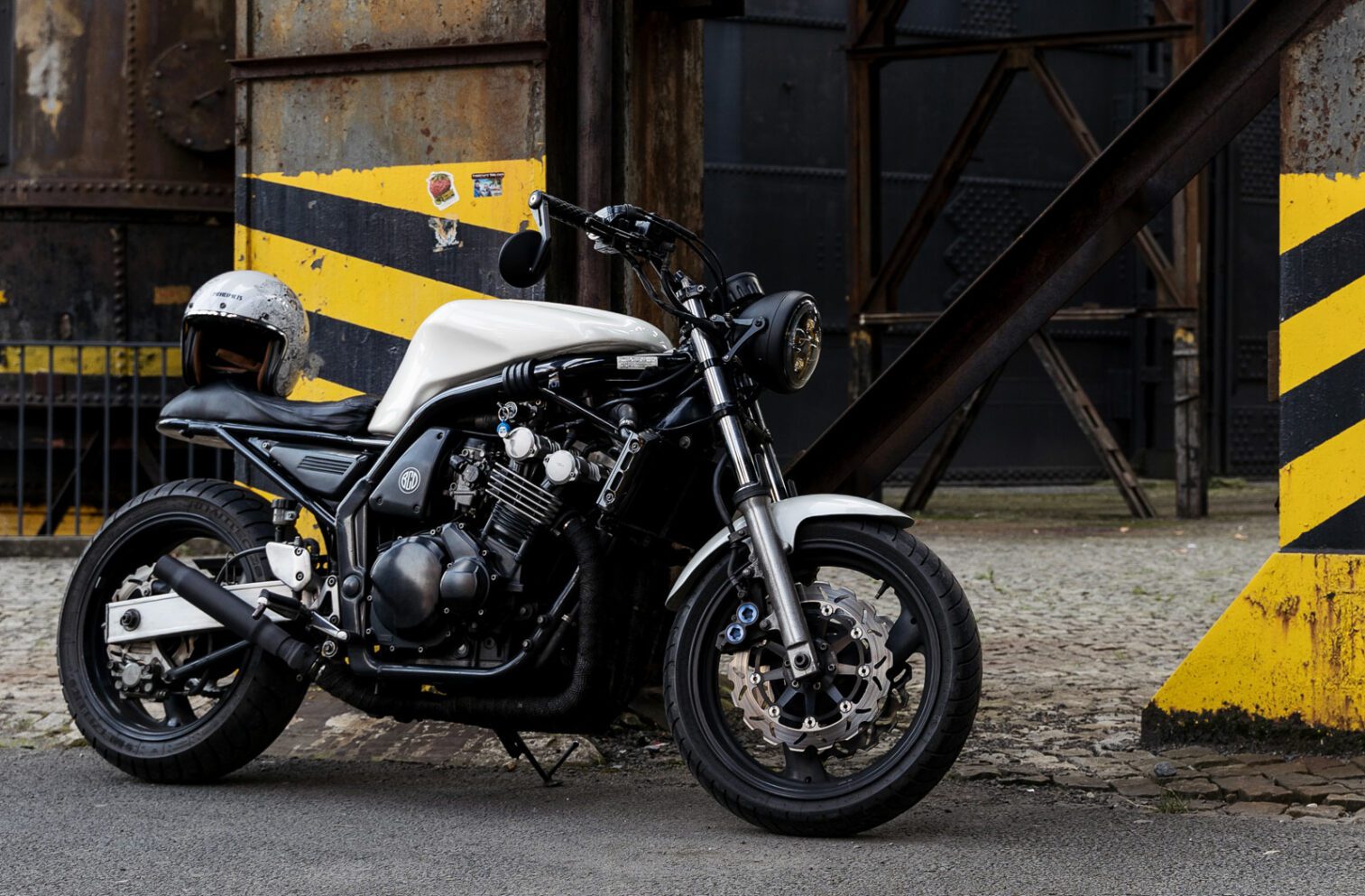 Blackout Customs Yamaha Fazer 600 - Return of the Cafe Racers