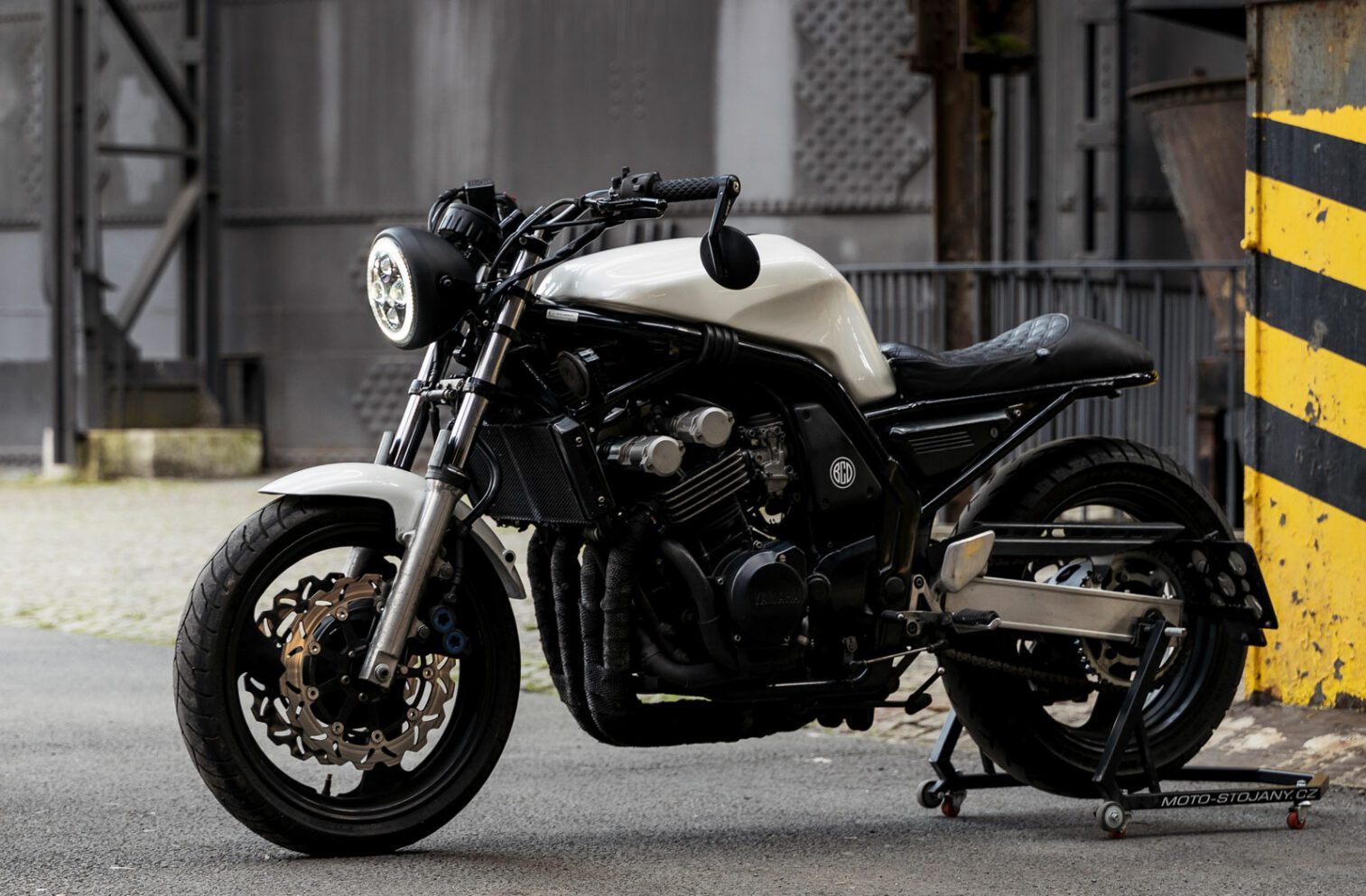 Blackout Customs Yamaha Fazer 600 - Return of the Cafe Racers
