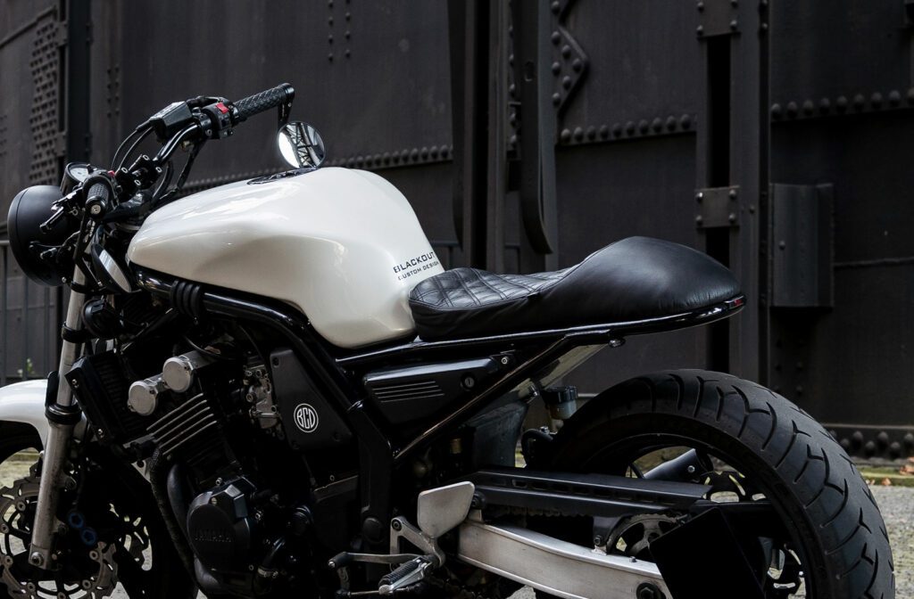 Blackout Customs Yamaha Fazer 600 - Return of the Cafe Racers