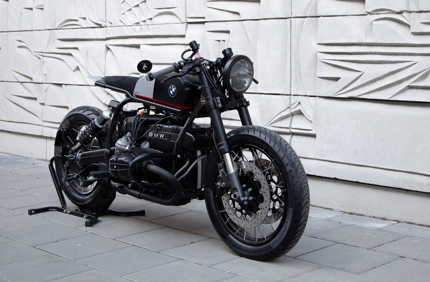 Differs Moto BMW R100 R Resto-Mod - Return of the Cafe Racers