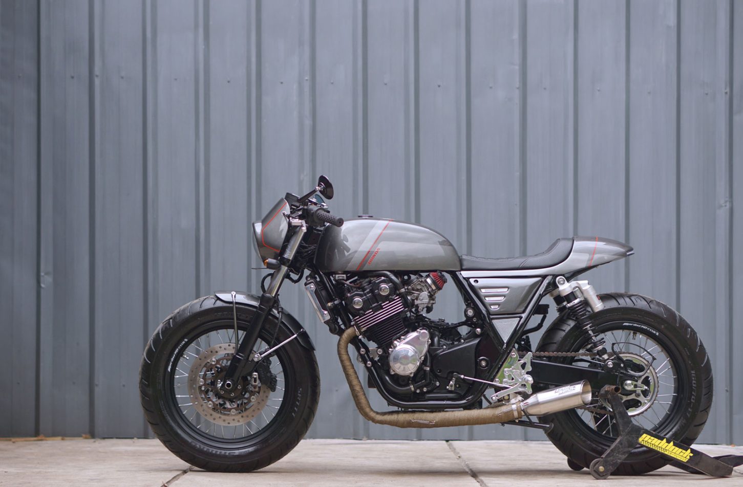 Katros Garage Honda CB400 - Return of the Cafe Racers