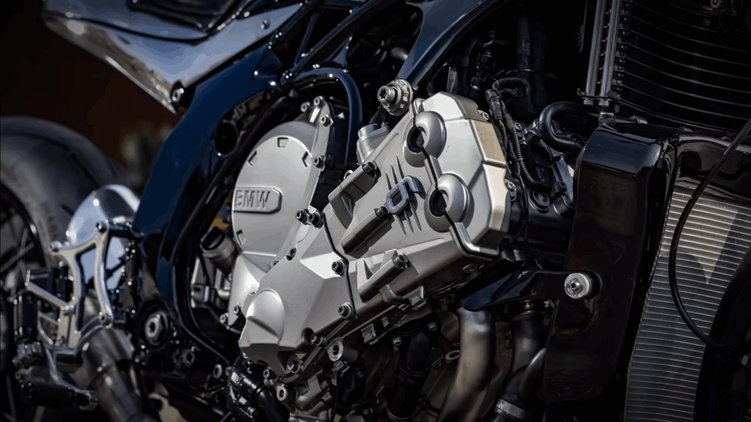 Cafe Racer (BMW K1600 by Custom Works Zon) - Return of the Cafe Racers
