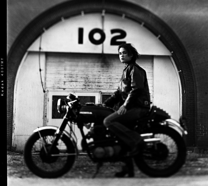Vintage motorcycles and beautiful women - Return of the Cafe Racers